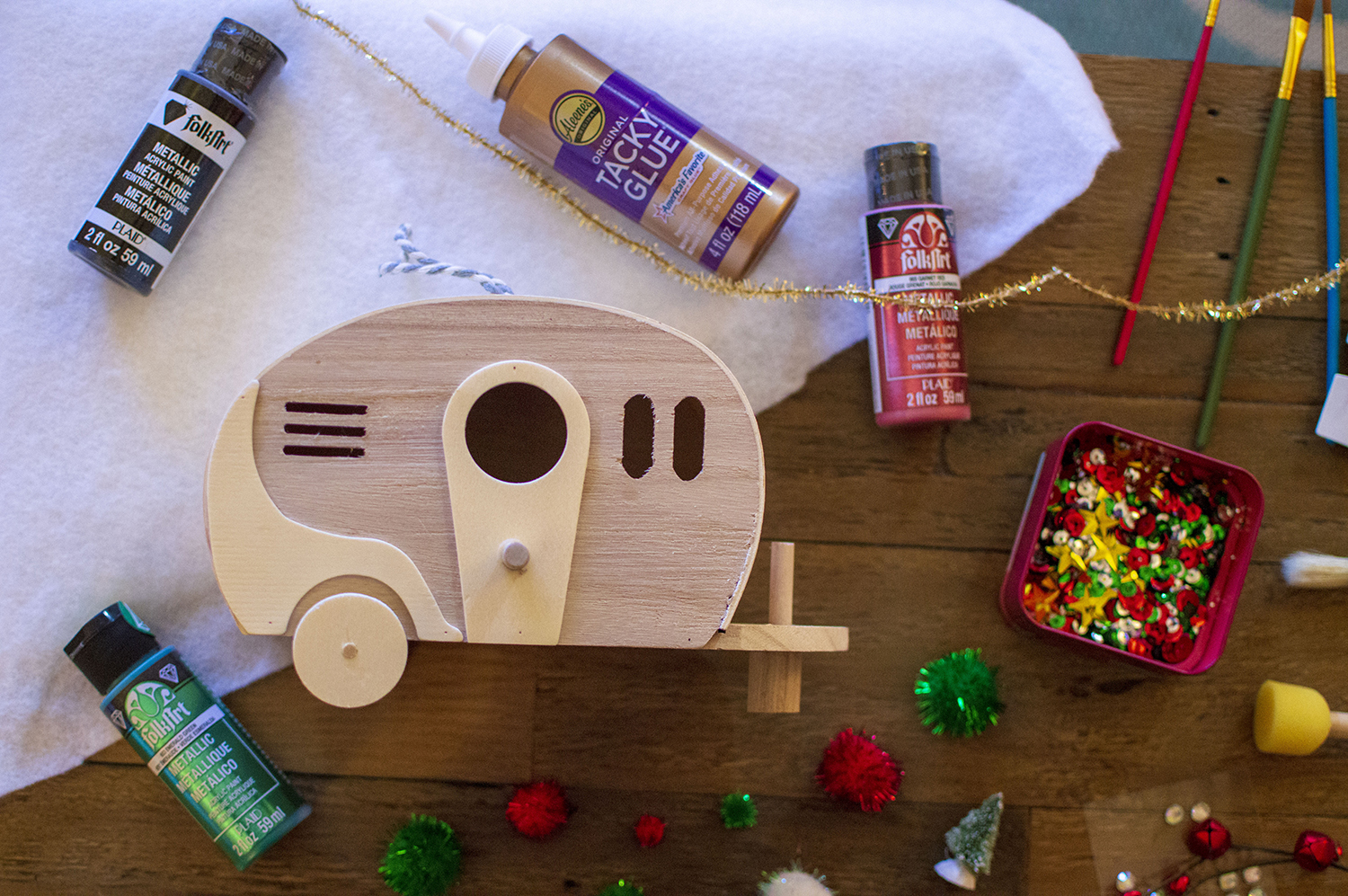 Vintage Christmas DIY | Retro Holiday Camper Centerpiece – Oh, Julia Ann