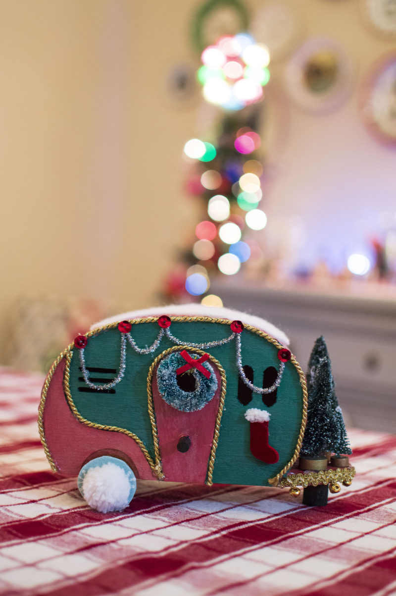 Vintage Christmas DIY | Retro Holiday Camper Centerpiece – Oh, Julia Ann