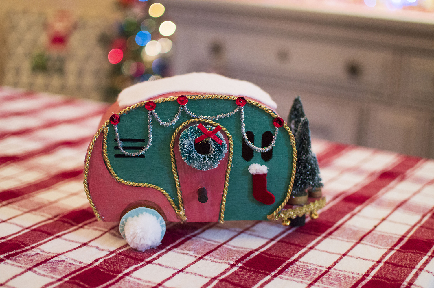 Vintage Christmas DIY | Retro Holiday Camper Centerpiece – Oh, Julia Ann