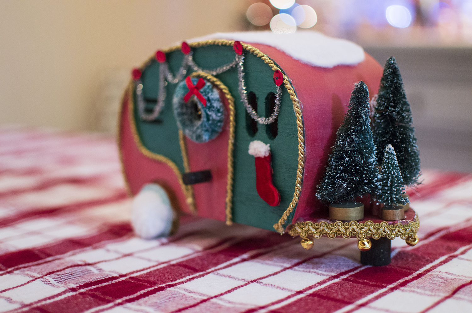 Vintage Christmas DIY | Retro Holiday Camper Centerpiece – Oh, Julia Ann